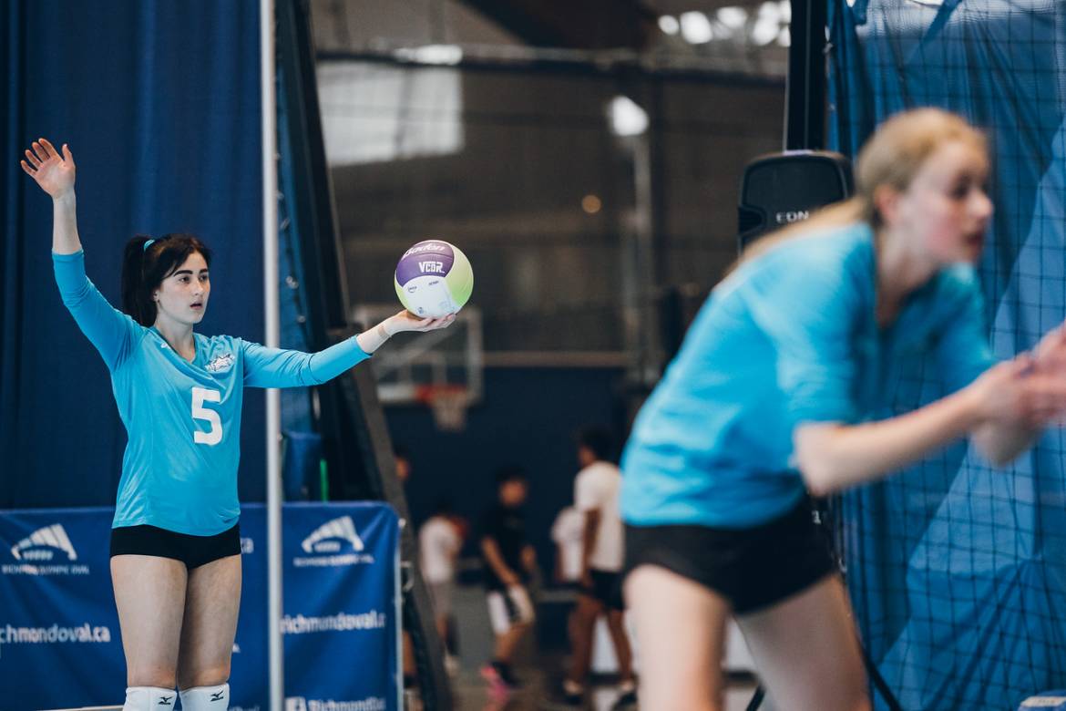 Girl serving – Mariners Volleyball Club